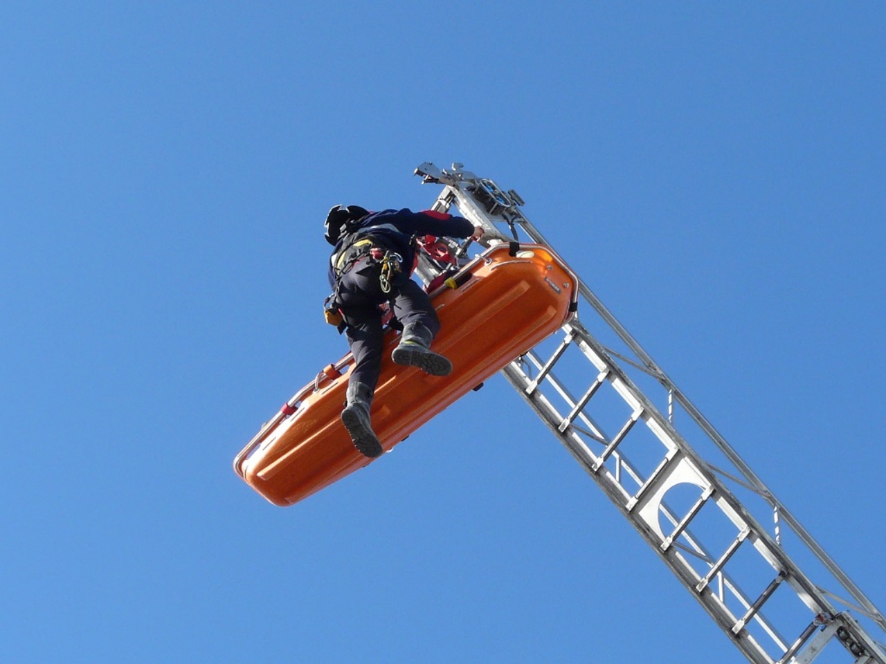 Bomberos de Albacete perfeccionan sus técnicas de rescate en altura ...