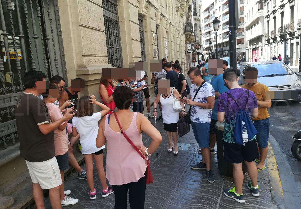 ¿Qué está haciendo toda esta gente pegada al móvil en la 'Calle Ancha ... ¿Qué está haciendo toda esta gente pegada al móvil en la 'Calle Ancha ...