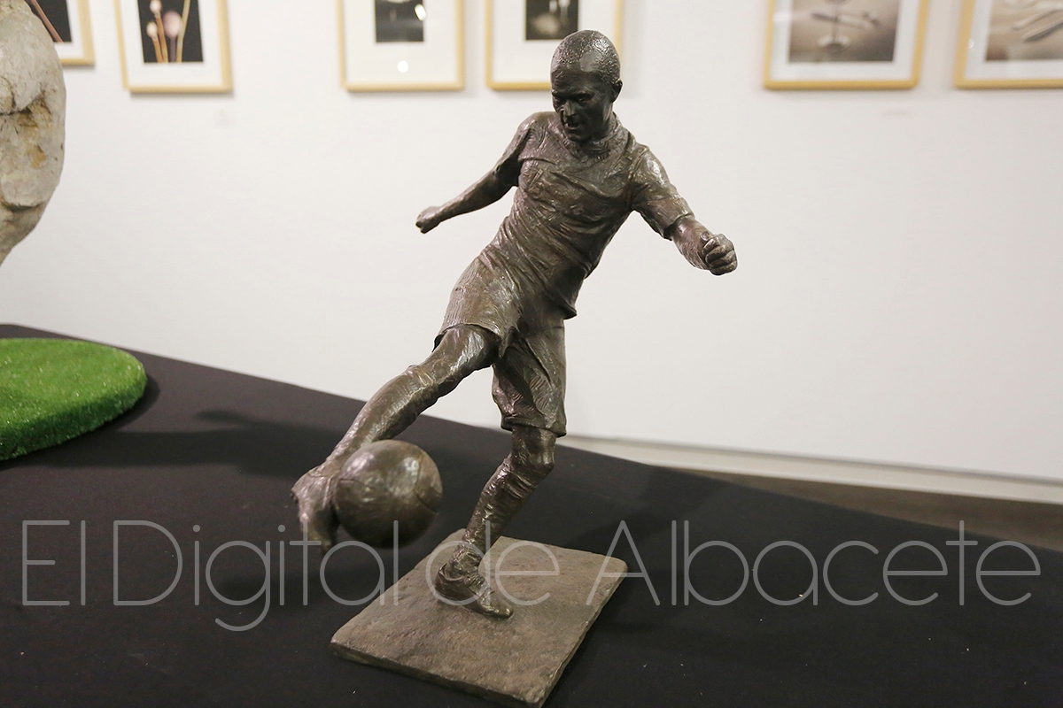 Esta es la escultura de Andrés Iniesta que se instalará en Albacete ...
