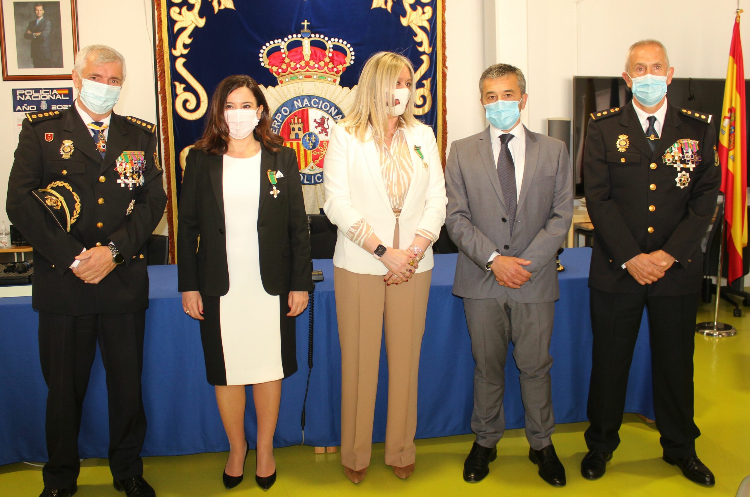 Condecoradas en Albacete con medallas al mérito policial la fiscal ...