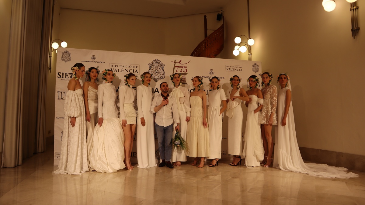 El diseñador albaceteño Edgar Molina triunfa en la VII Semana de la Costura de Valencia con una ...