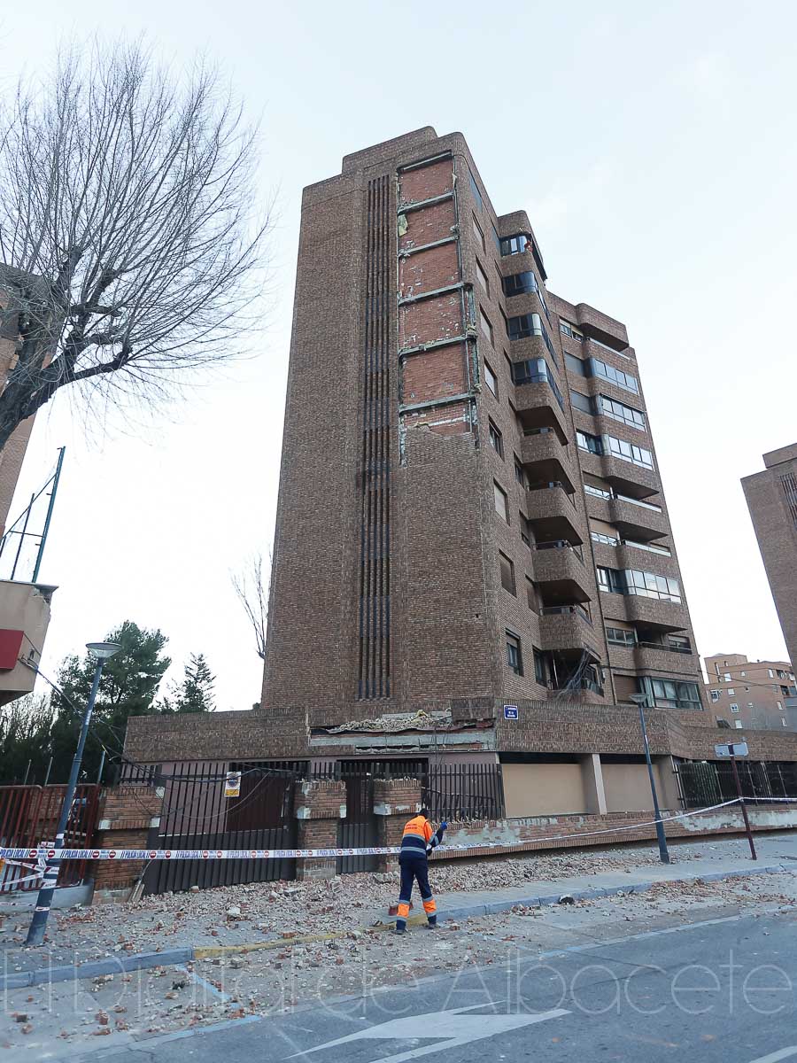 Retiran las zonas que resistieron el derrumbe en este emblemático edificio de Albacete; fotos y ...