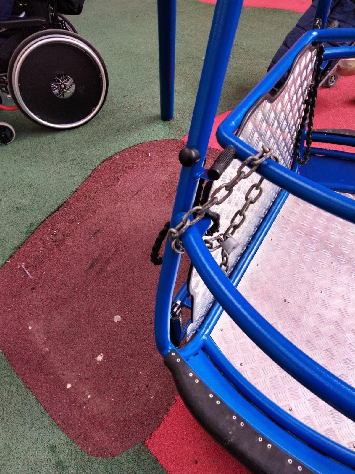 Un candado en este columpio para menores con movilidad reducida en ...