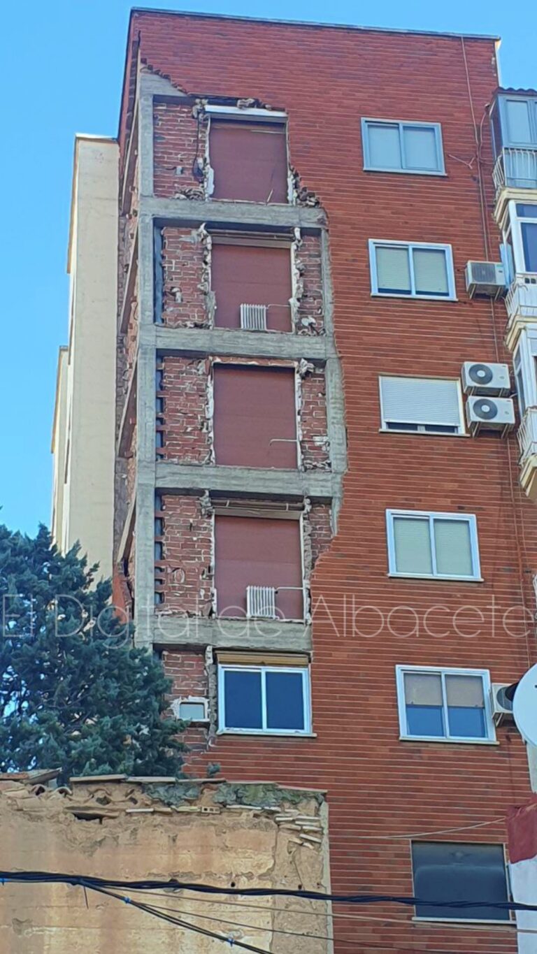 Tapan de manera provisional los siniestros causados por el viento en este edificio de Albacete ...