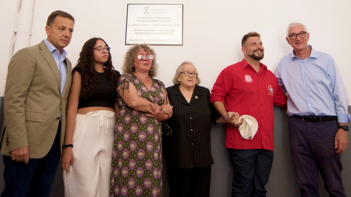 El homenaje a 'El Pimpi' que ya luce en la Plaza de Toros de Albacete ...