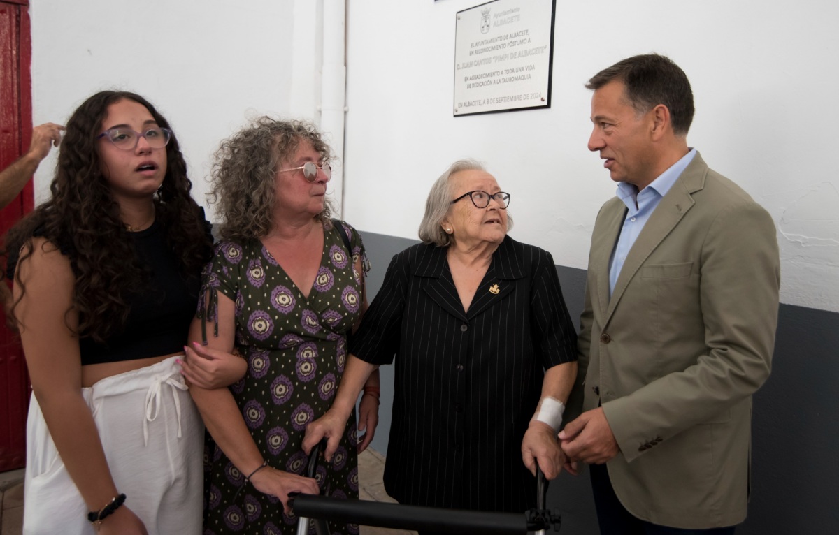 El homenaje a 'El Pimpi' que ya luce en la Plaza de Toros de Albacete ...